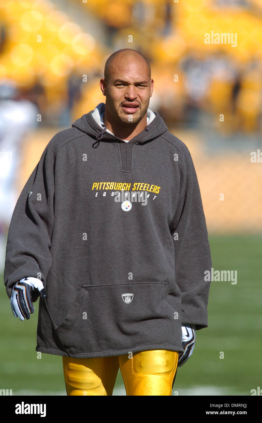 Pittsburgh Steelers linebacker James Farrior (51) warms up prior to a ...