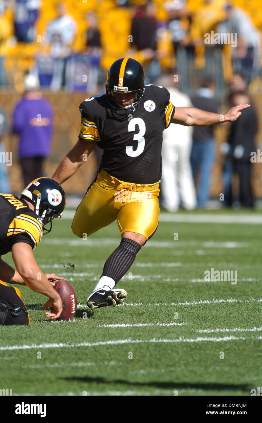 Pittsburgh Steelers place kicker Jeff Reed warms up prior to a game ...
