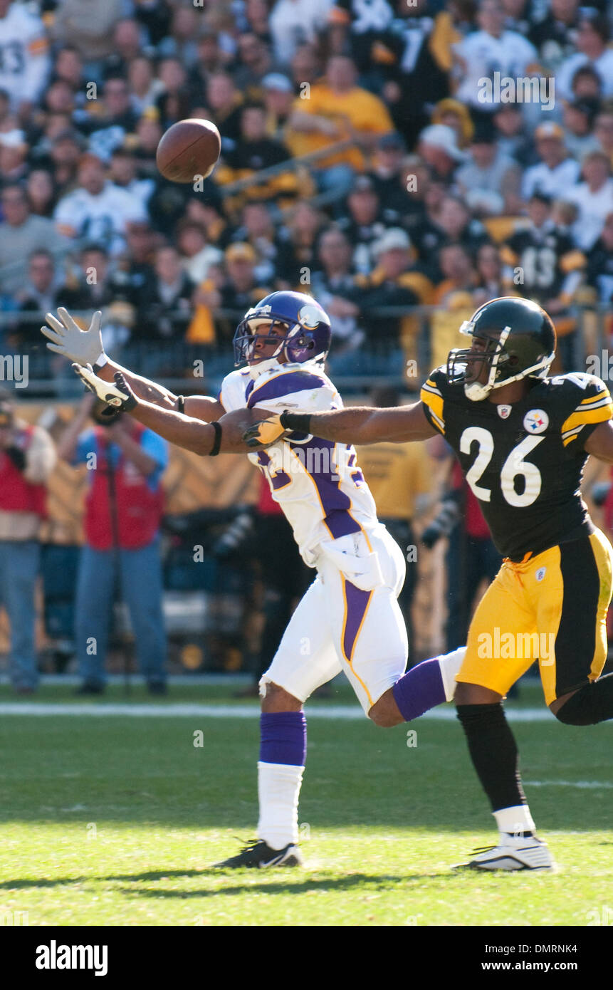 Minnesota Vikings wide receiver Percy Harvin (12) attempts to make a ...
