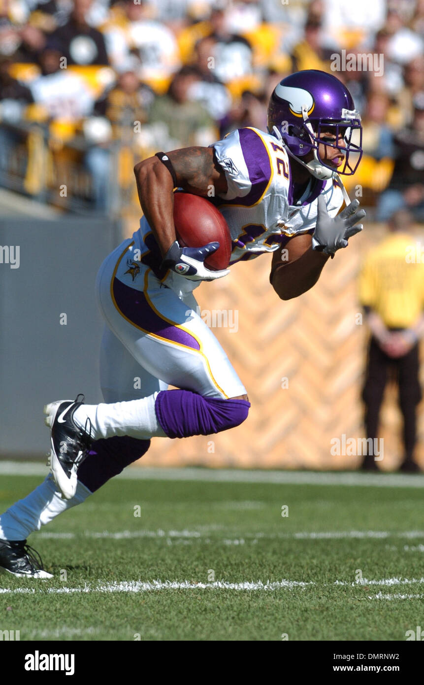 Minnesota Vikings wide receiver Percy Harvin (12) returns the opening ...