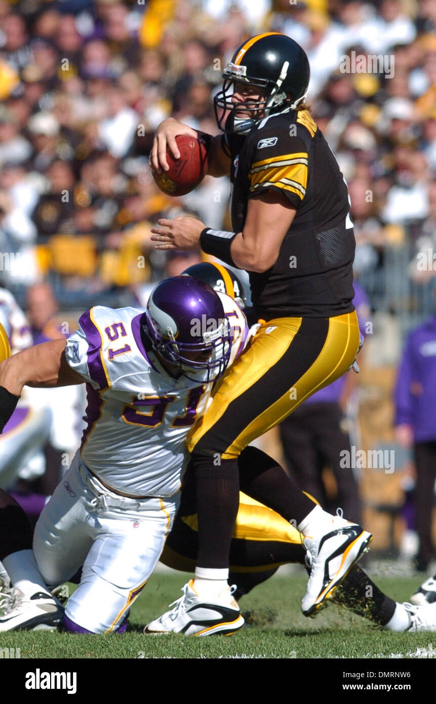 Minnesota Vikings linebacker Ben Leber (51) sacks Pittsburgh Steelers ...