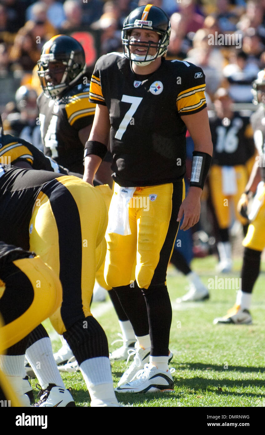 Pittsburgh Steelers quarterback Ben Roethlisberger (7) on the line of ...