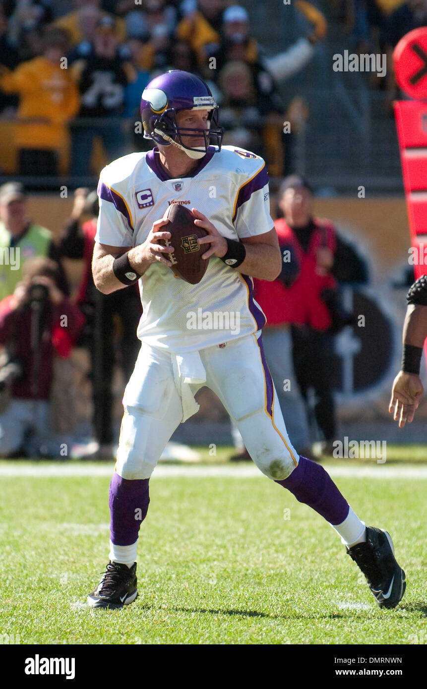 Minnesota Vikings quarterback Brett Favre (4) sets up to throw a pass ...