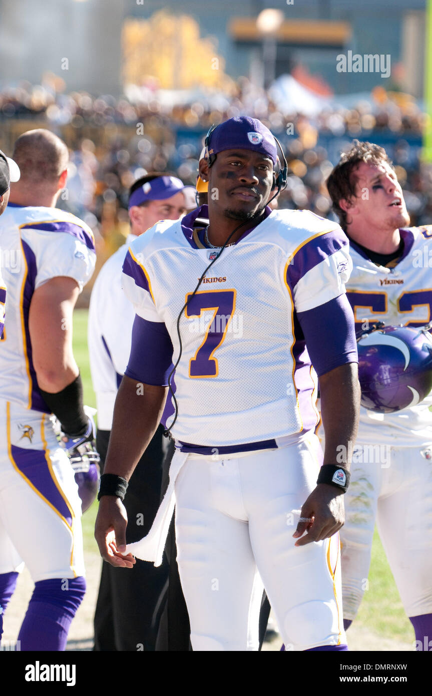 Minnesota Vikings quarterback Tarvaris Jackson (7) on the sideline ...