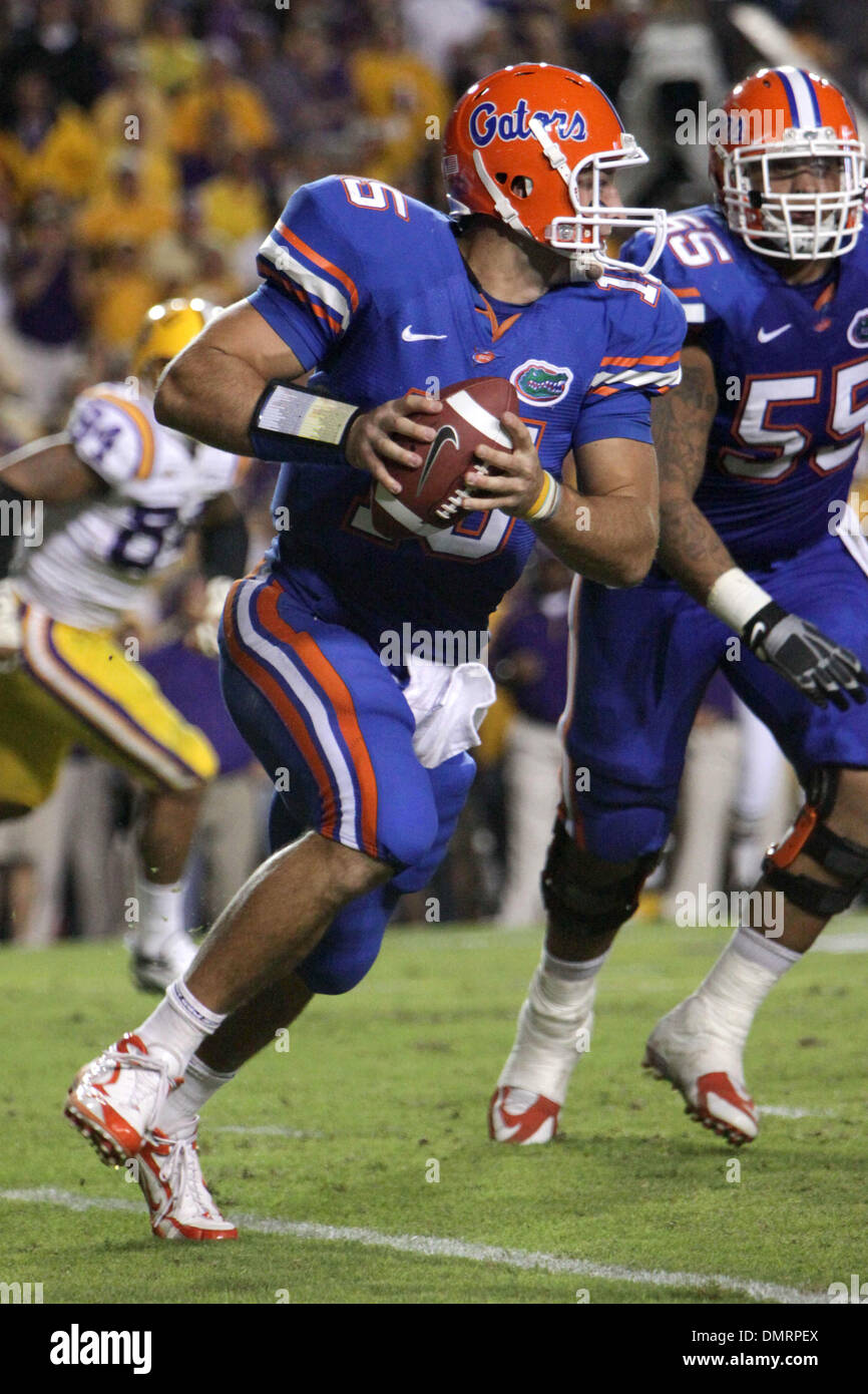Florida quarterback Tim Tebow (15) scrambles on the run in first half ...