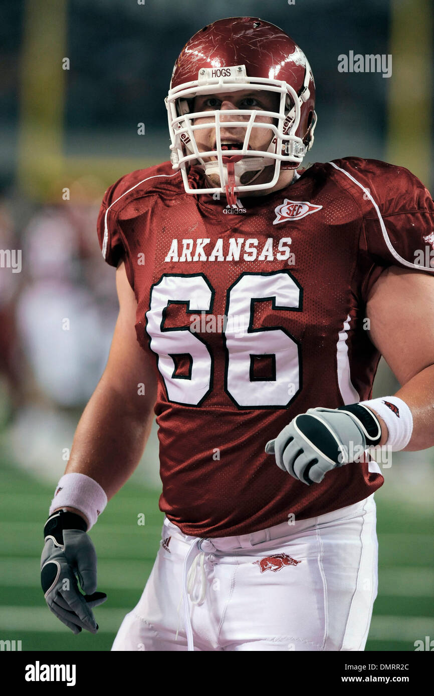 Inaugural 2009 Southwest Classic between the Arkansas Razorbacks and ...
