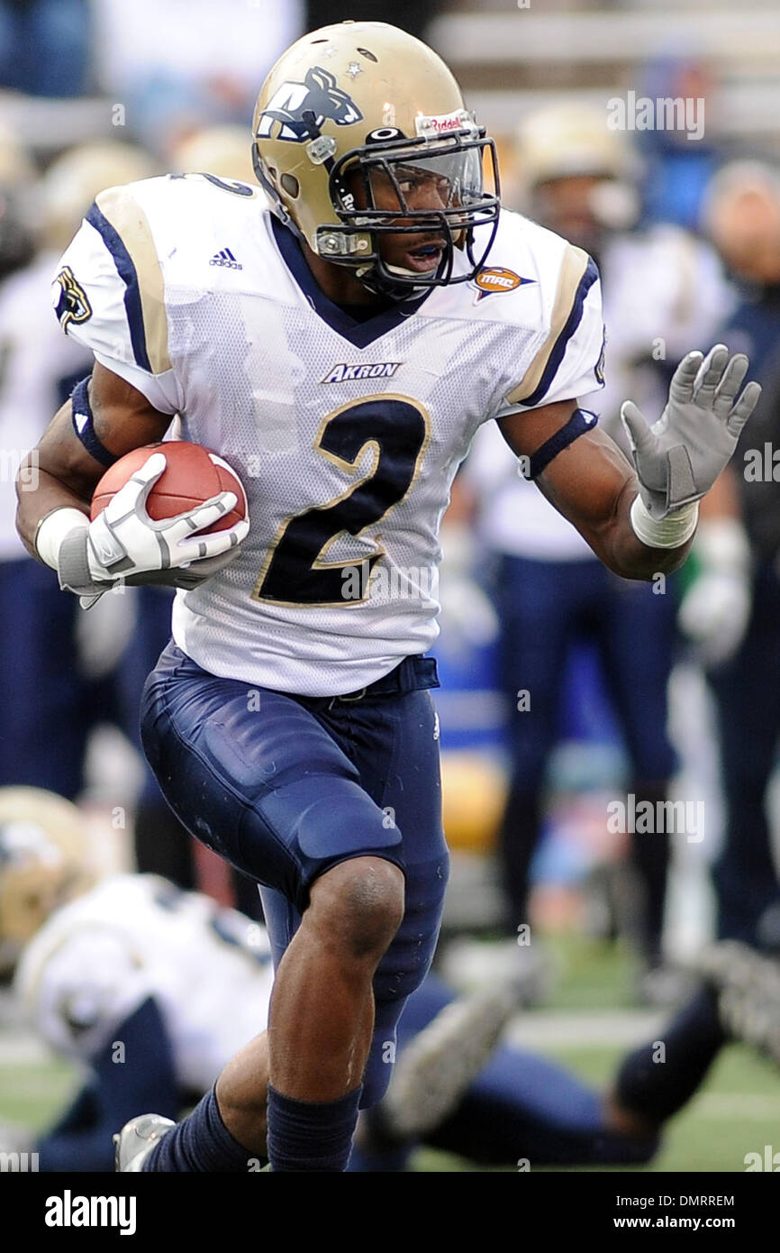 Akron's Jared Wackerly (2) looks for room to run on the Buffalo kick ...