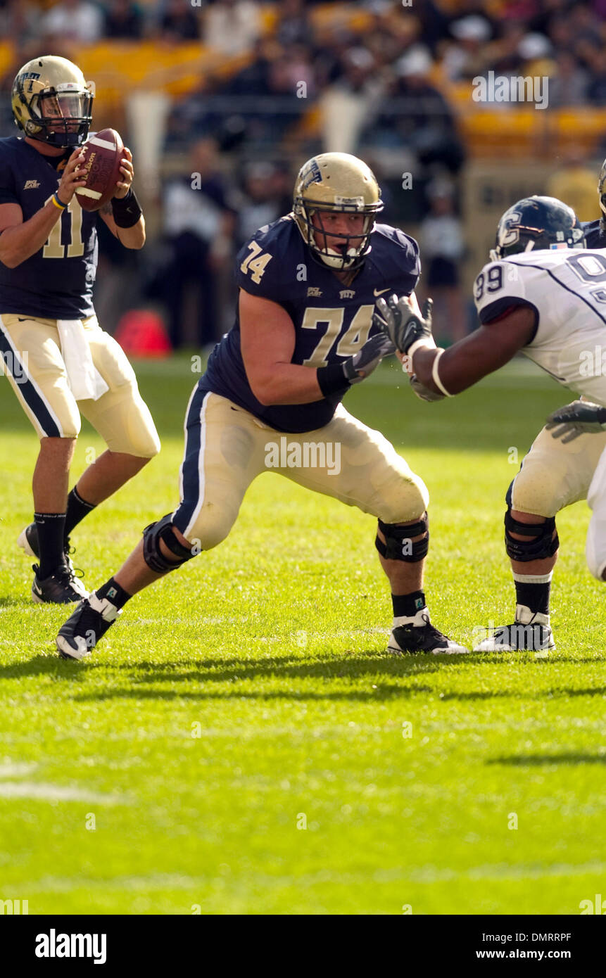 Pittsburgh Panthers offensive lineman John Malecki (74) blocks for his ...