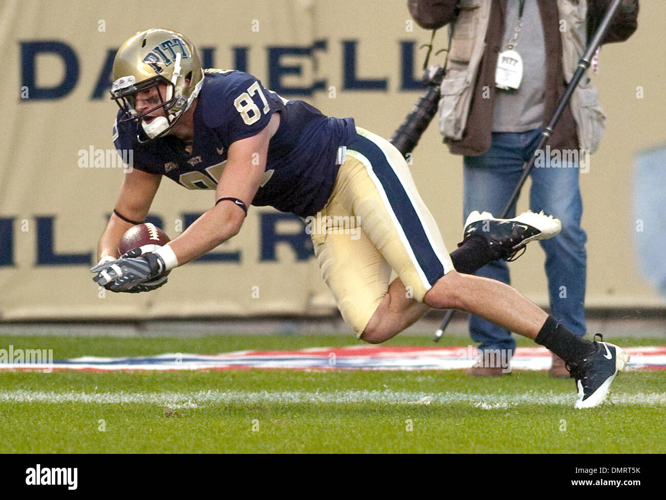 Pittsburgh Panthers wide receiver Mike Shanahan (87) makes a catch in a ...
