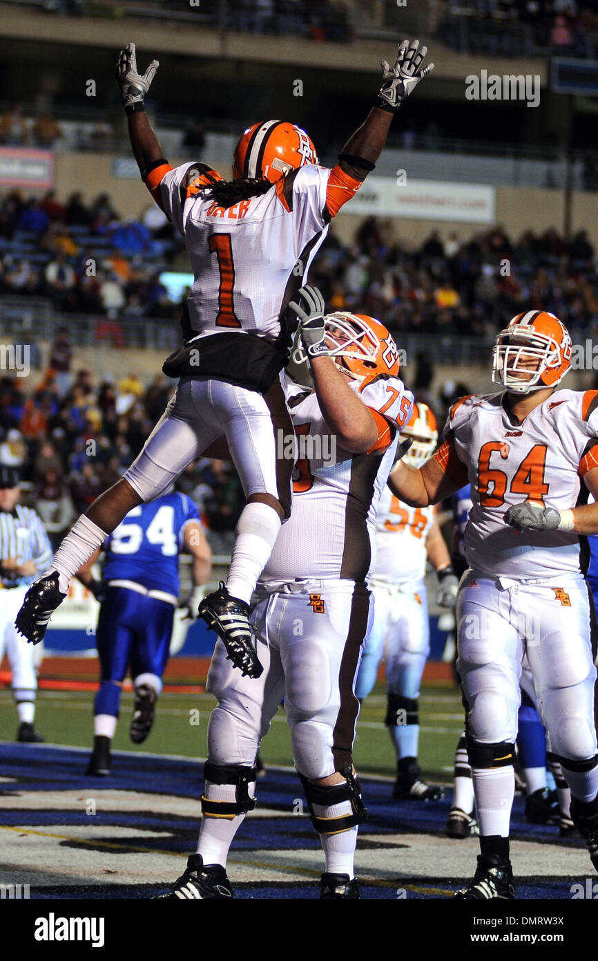Bowling Green running back Willie Geter (1) gets a lift from Bowling ...
