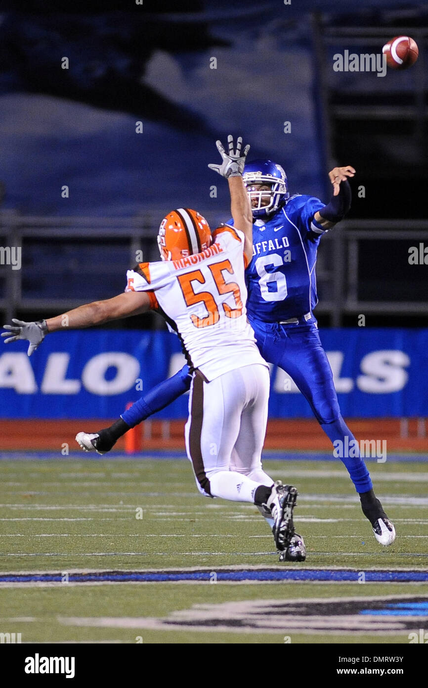 Buffalo quarterback Zach Maynard (6) riffles the pass over Bowling ...