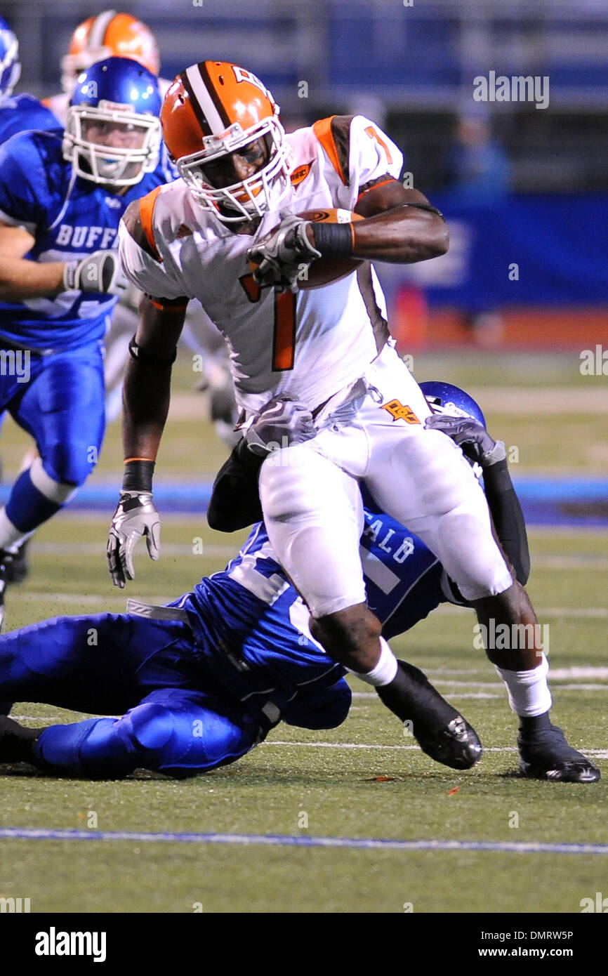 Bowling Green wide receiver Freddie Barnes (7) tries to break free from ...
