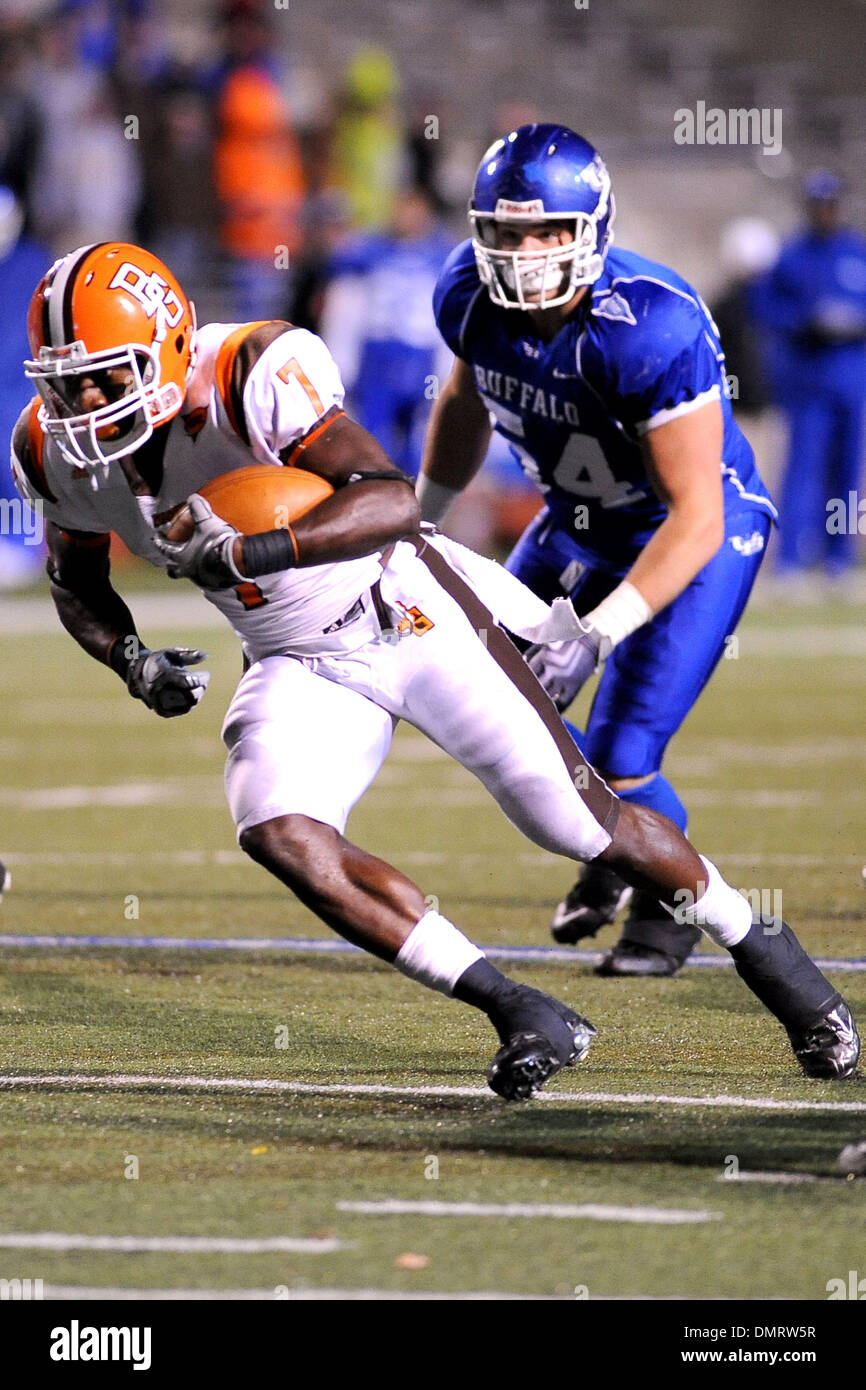 Bowling Green wide receiver Freddie Barnes (7) races through the ...