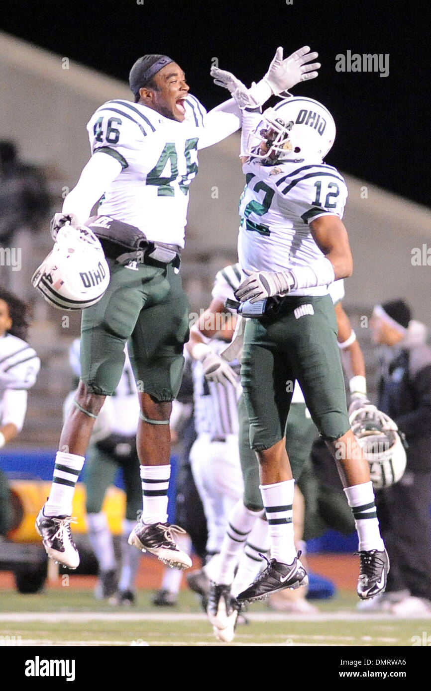 Ohio linebacker Alphonso Lewis (46) and Ohio cornerback Thad Turner (12 ...