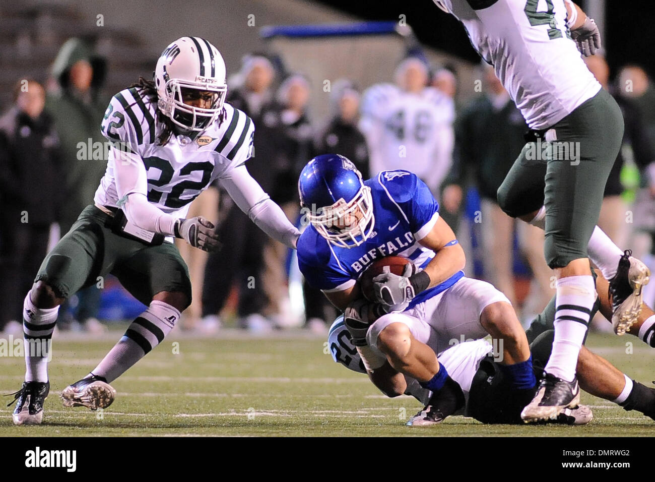Buffalo wide receiver Brett Hamlin (middle) makes the catch in the ...