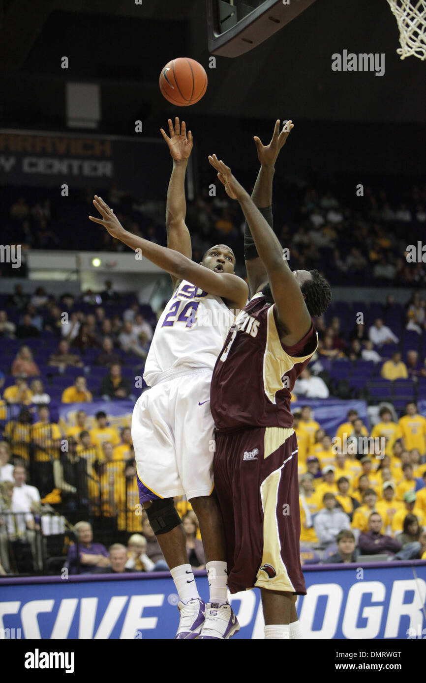 LSU forward Storm Warren (24) shoots over a ULM defender during the ...