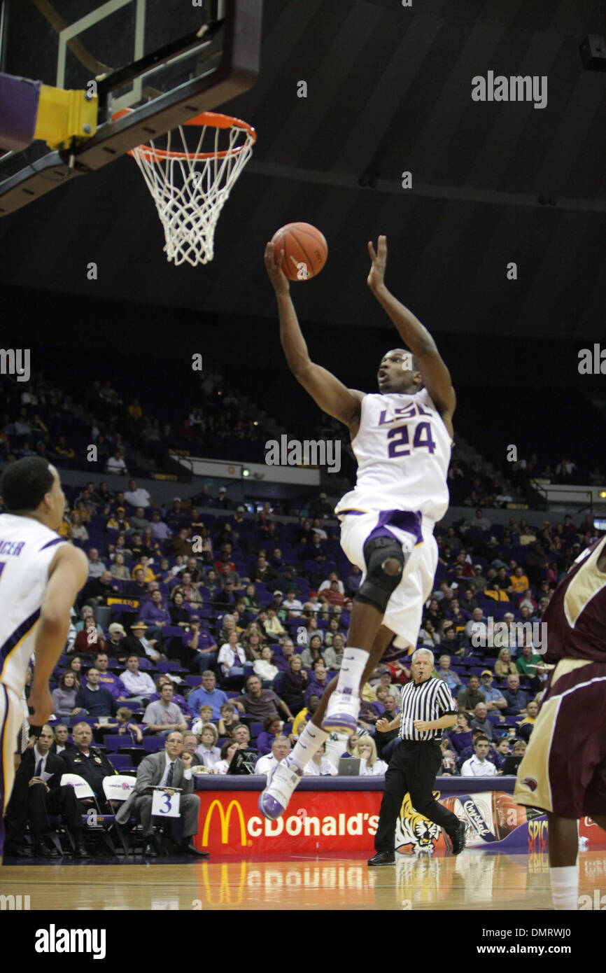 LSU forward Storm Warren (24) flies to the hoop during the game between ...