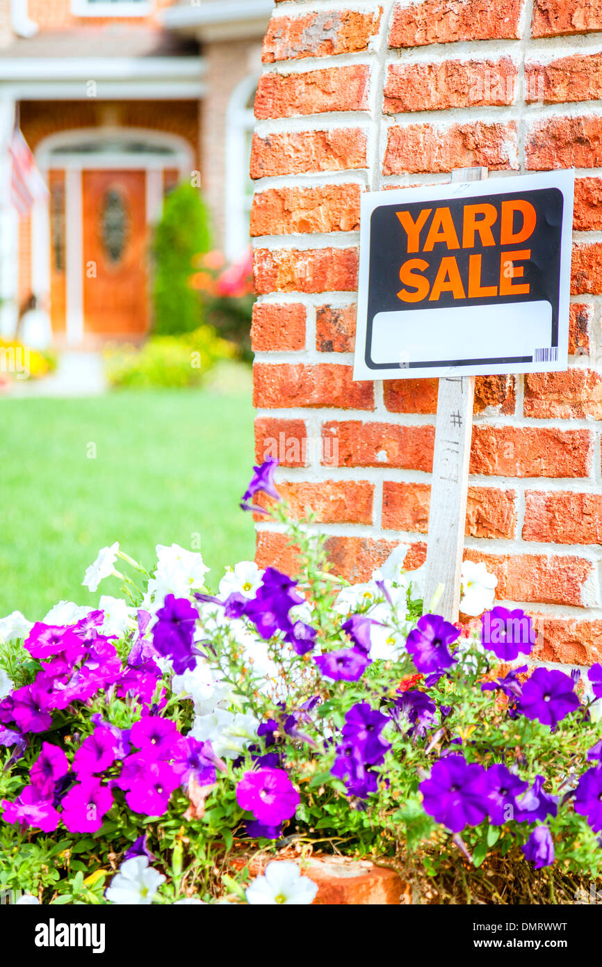 Yard sale sign hi-res stock photography and images - Alamy