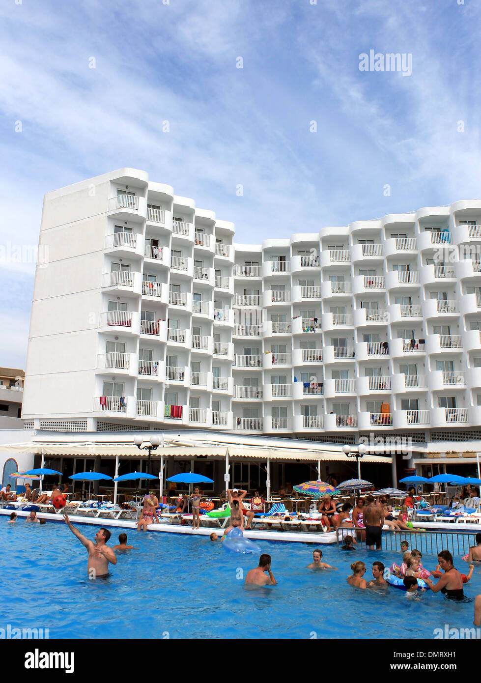 Families playing in swimming pool hi-res stock photography and images ...