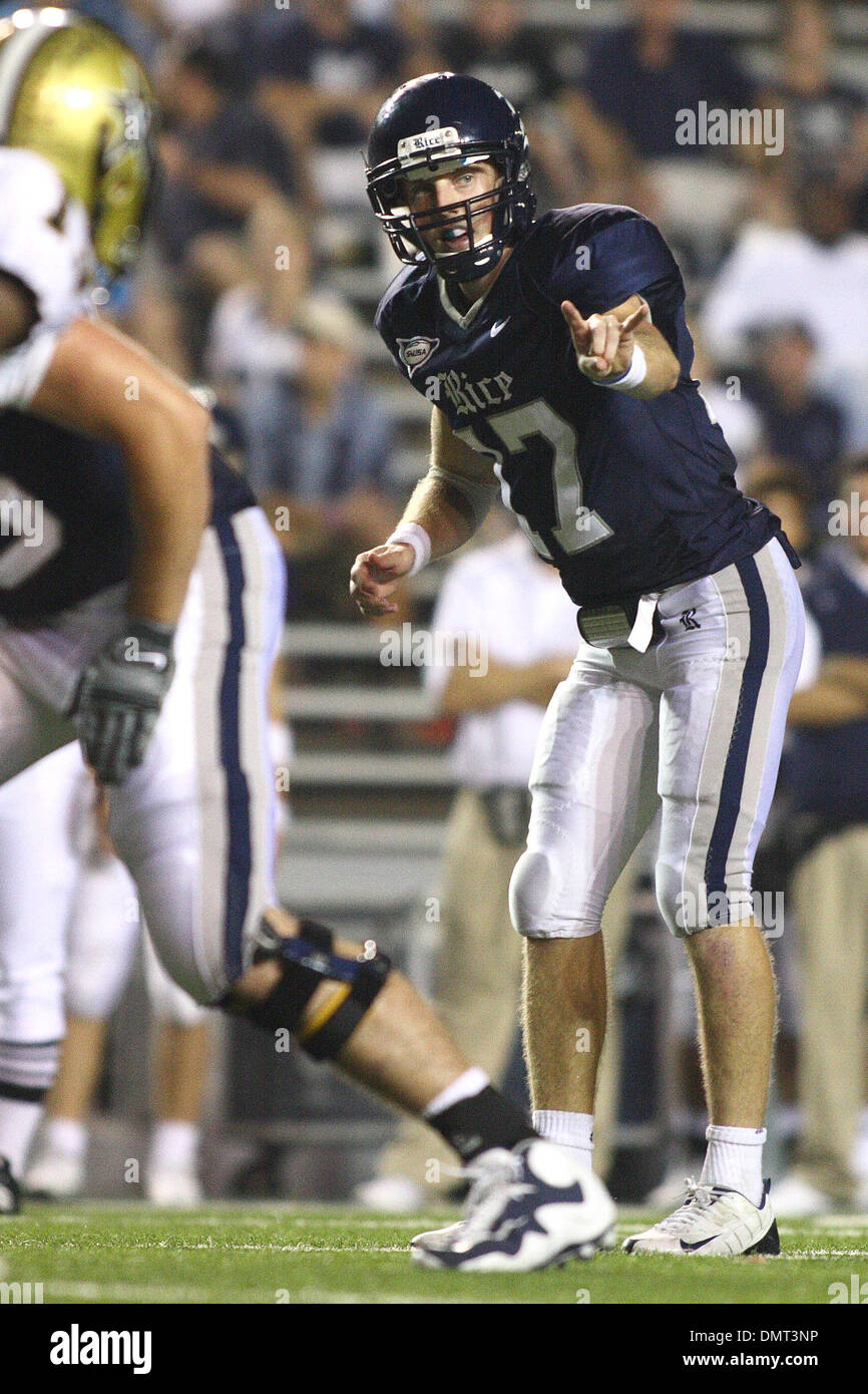 Rice punt returner Andrew Sendejo (30) with a great return at Rice ...