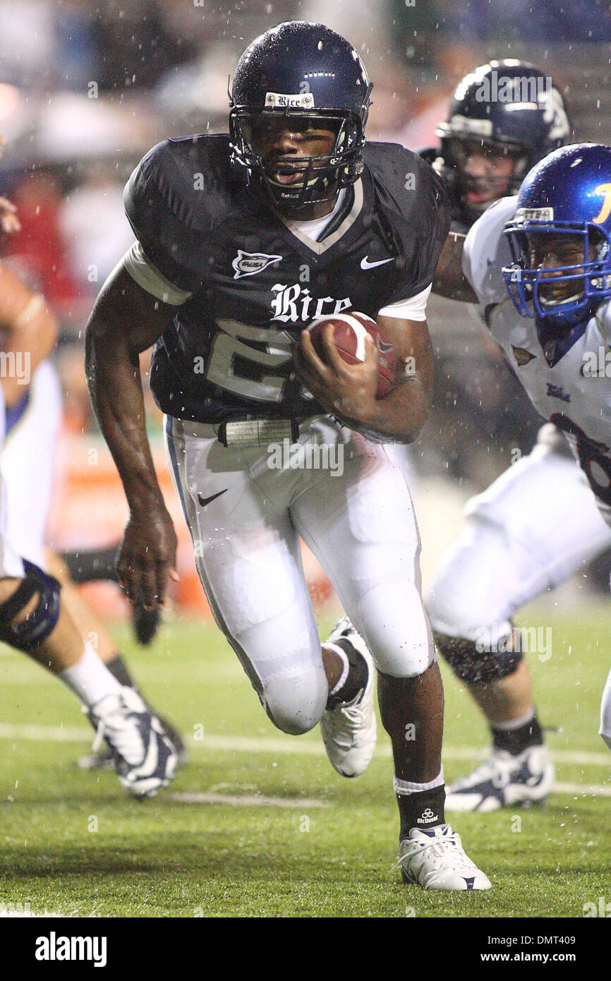 Rice running back Charles Ross (28) runs through a hole. The Tulsa ...