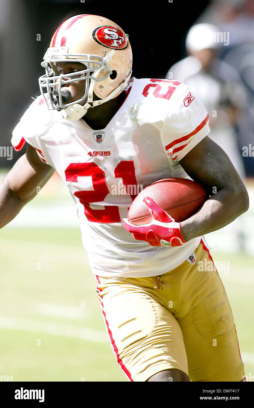 San Francisco Forty Niners running back Frank Gore (21) looking to turn ...