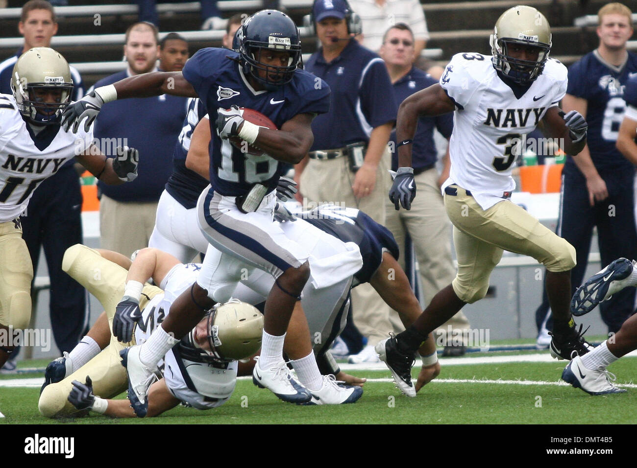 Rice running back Jeramy Goodson (18) tries to get around the outside ...