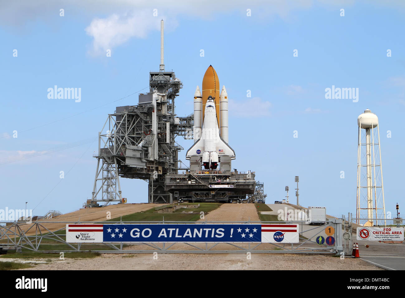 November 2009 space shuttle hi-res stock photography and images - Alamy