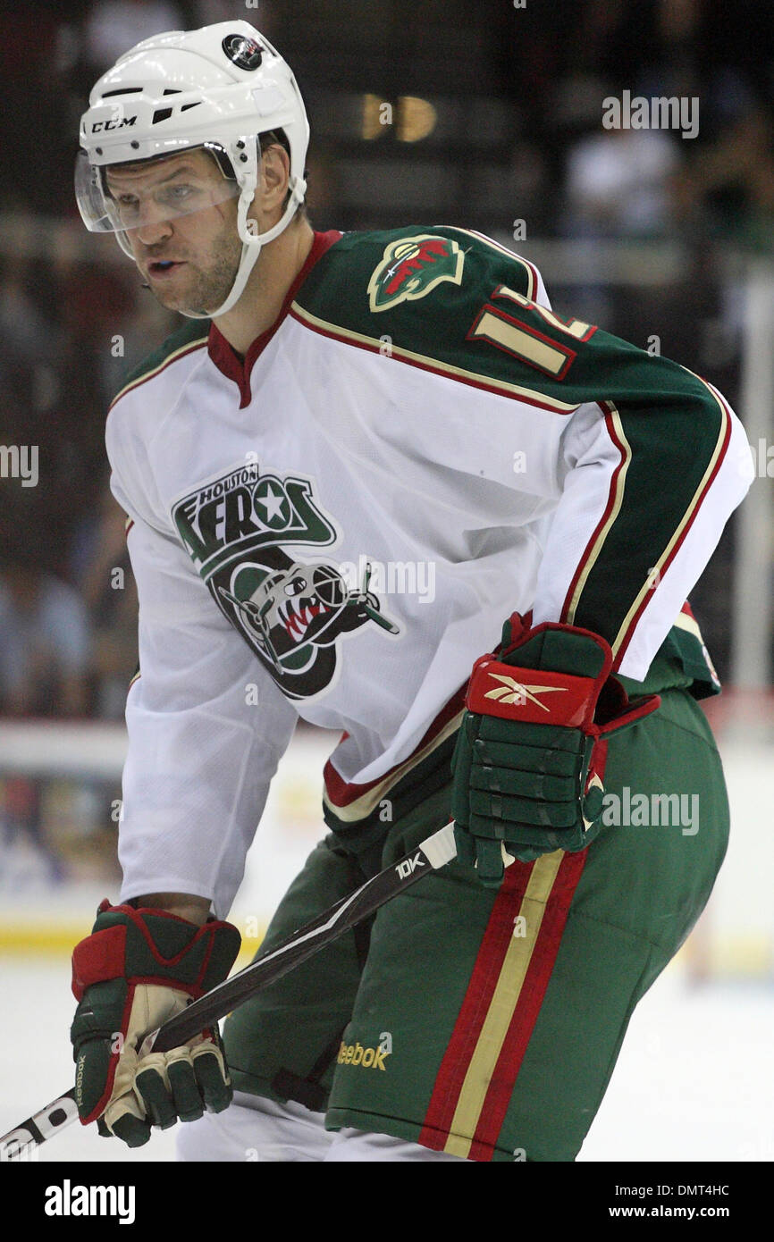 Aeros right wing Craig Weller (12) looks for a pass. Aeros defeated ...