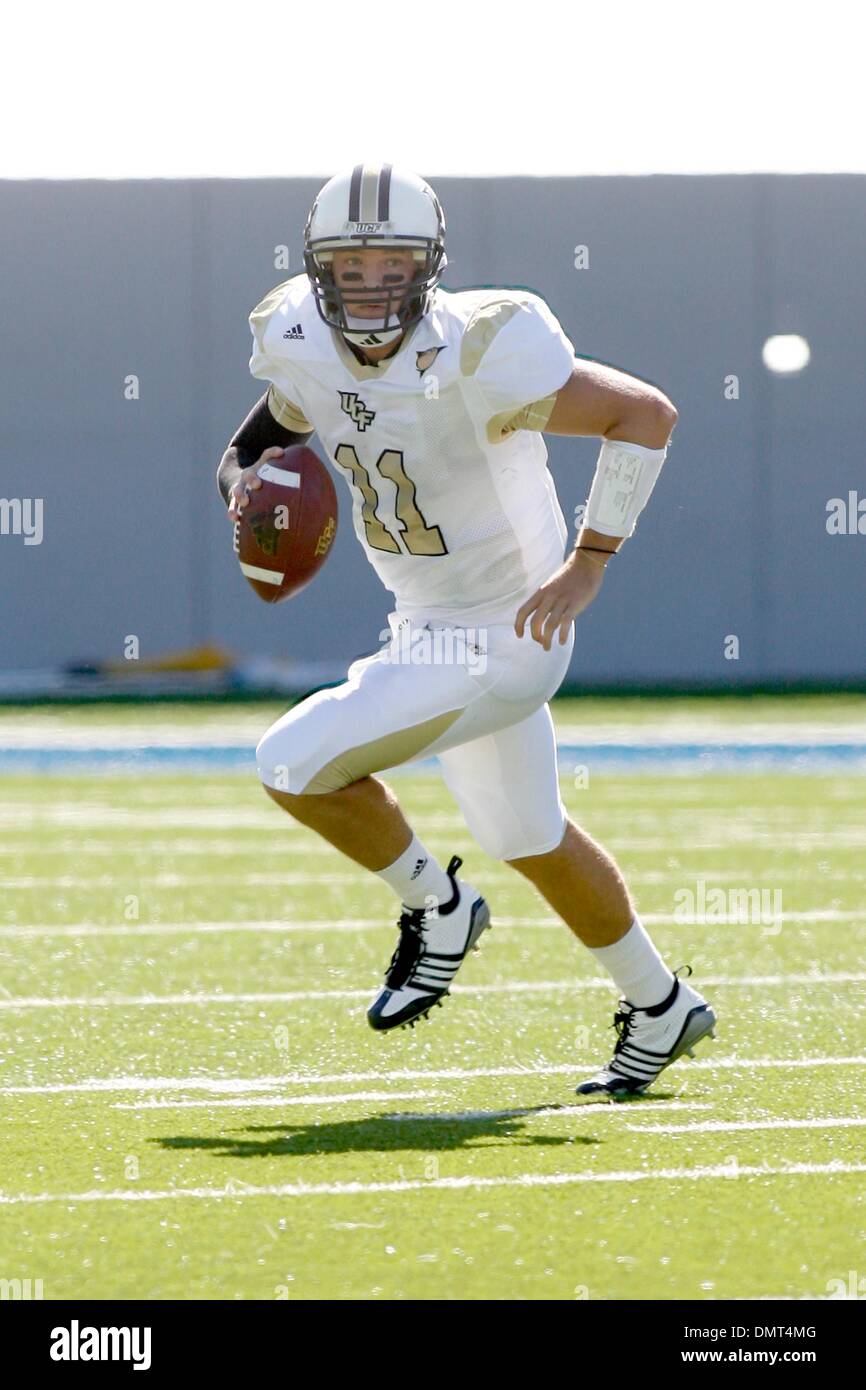 UCF quartrback Brett Hodges (11) looking down field for an open receiver in the first half ...