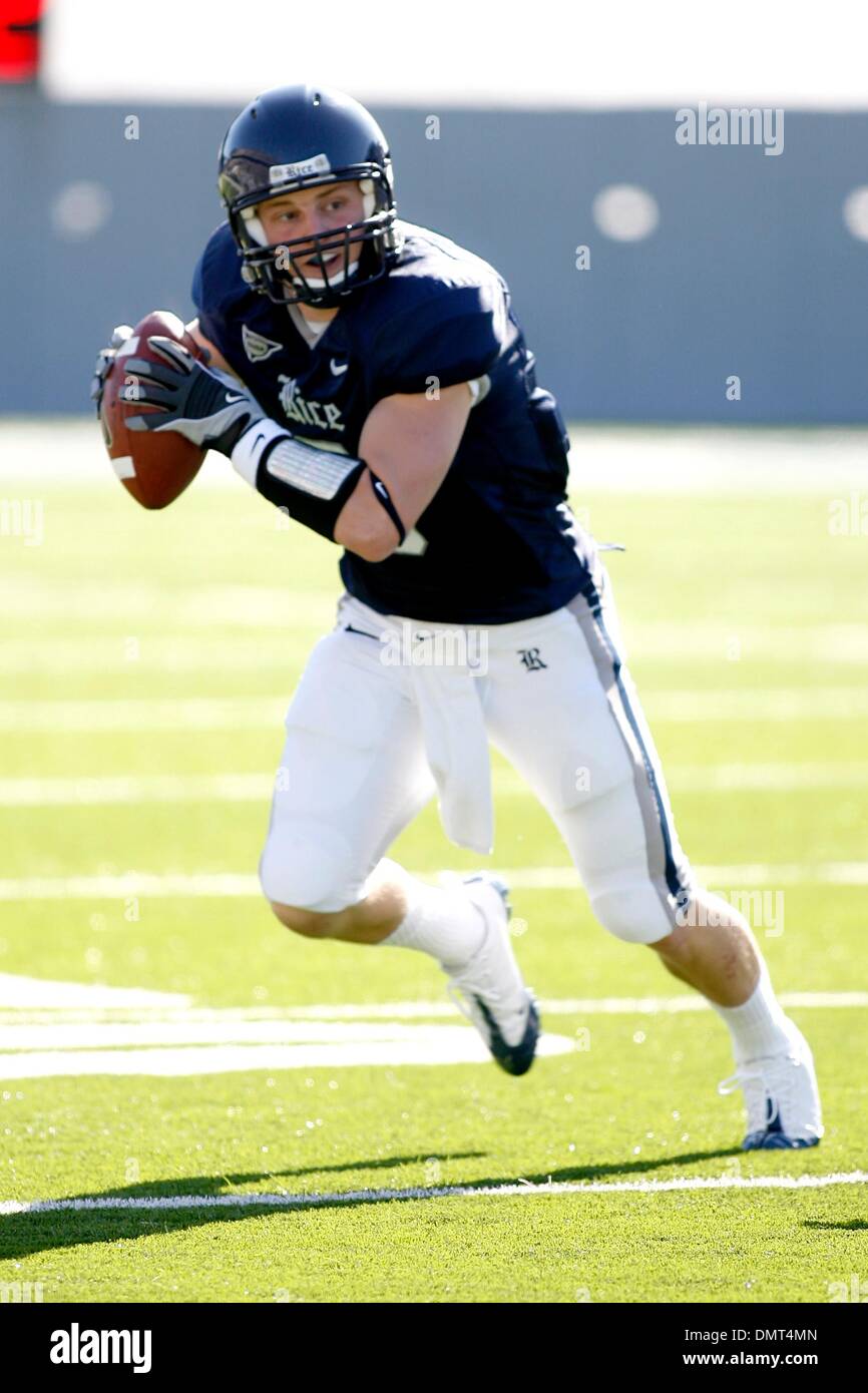 Rice quarterback Nick Fanuzzi (7) scrambles looking for an open ...