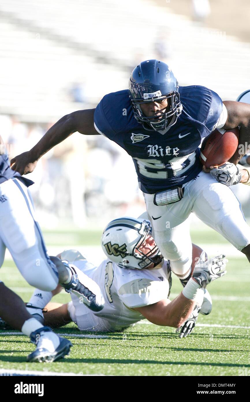 Rice running back Charles Ross (28) scores the lone touchdown for the ...