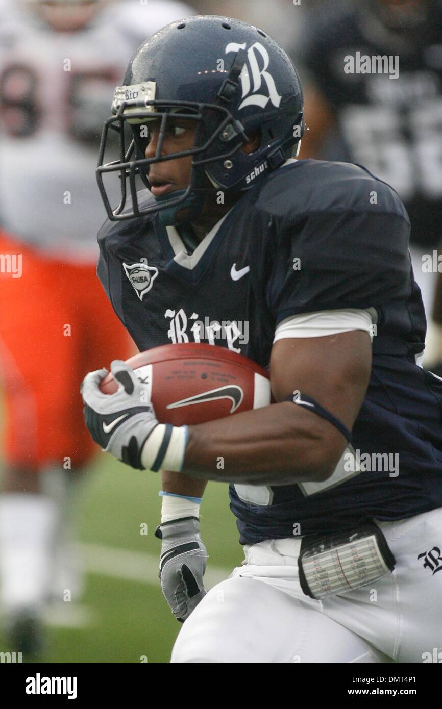 Rice running back Tyler Smith (37) runs around the end. Rice University ...