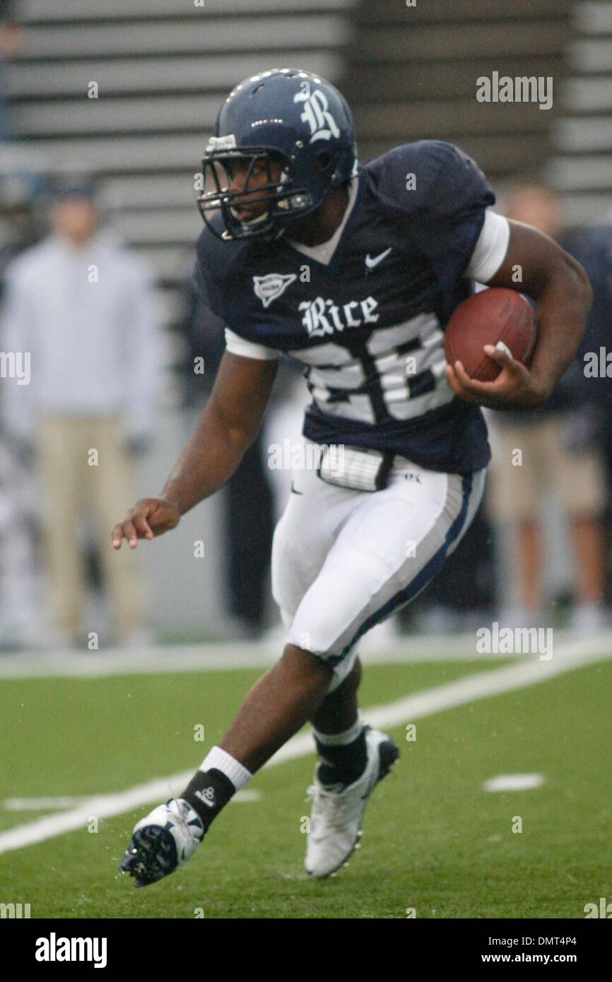 Rice running back Charles Ross (28) returns a punt in the third quarter ...