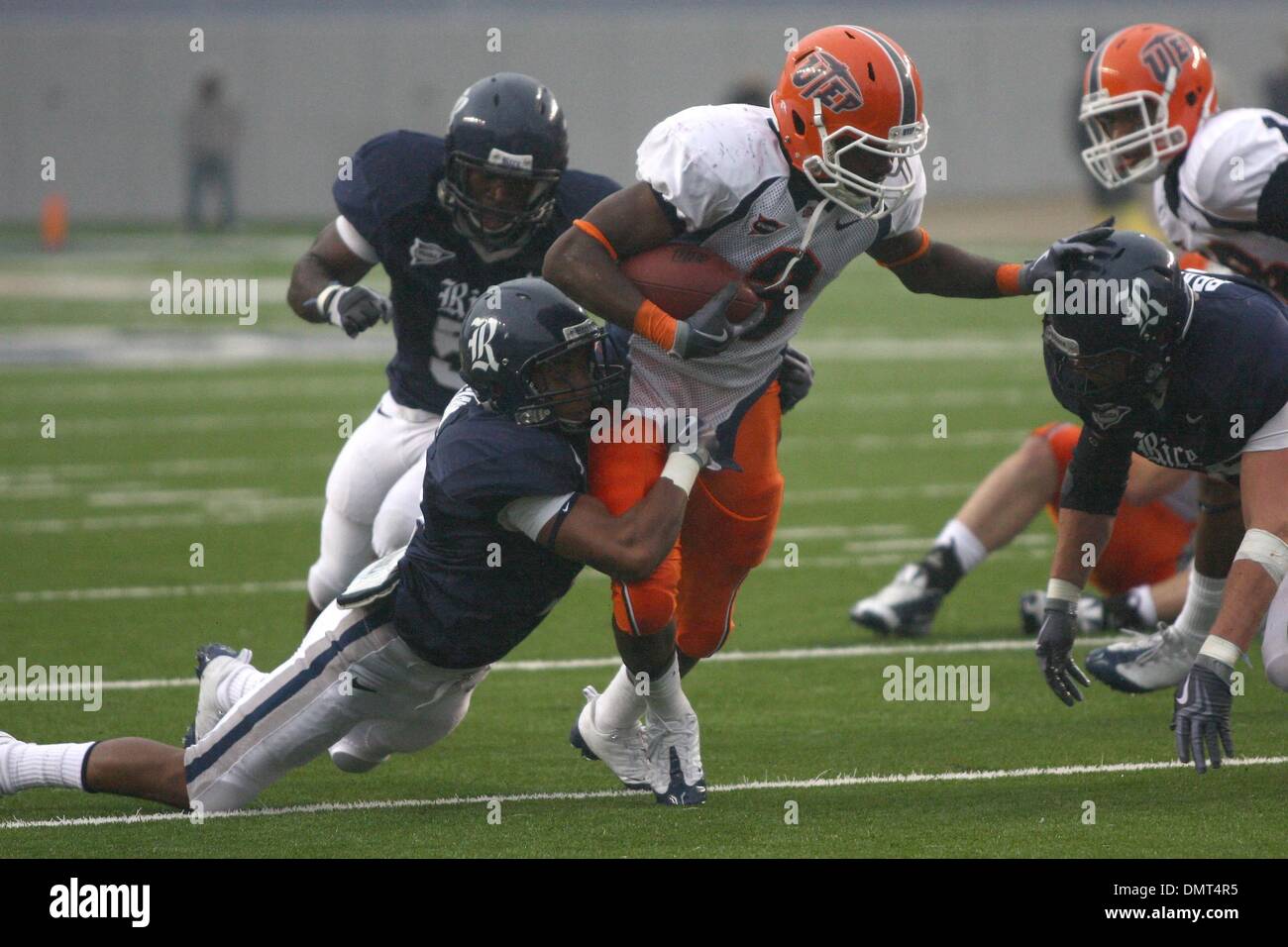Rice corner back Kevin Gaddis (7) makes a tackle on UTEP running back ...