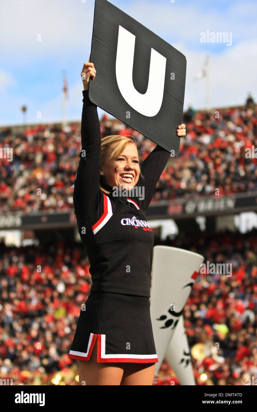 Cincinnati bearcats cheerleader hi-res stock photography and images - Alamy