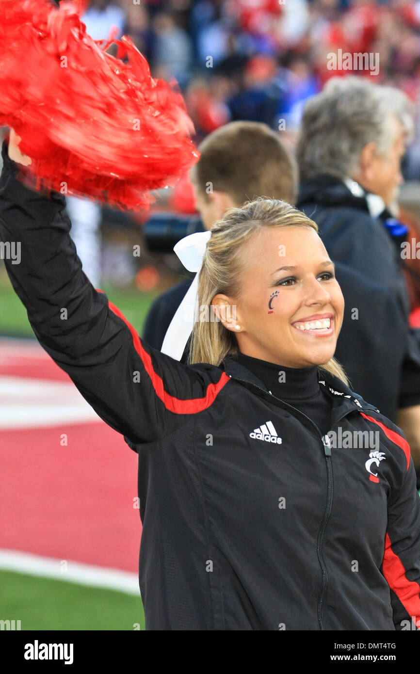 Cincinnati bearcats cheerleader hi-res stock photography and images - Alamy
