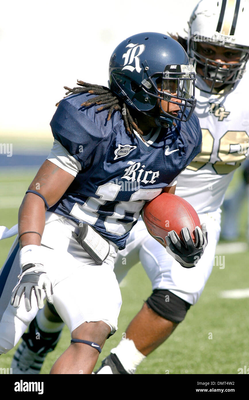 Rice running back Jeramy Goodson (18) makes it around the corner for a ...