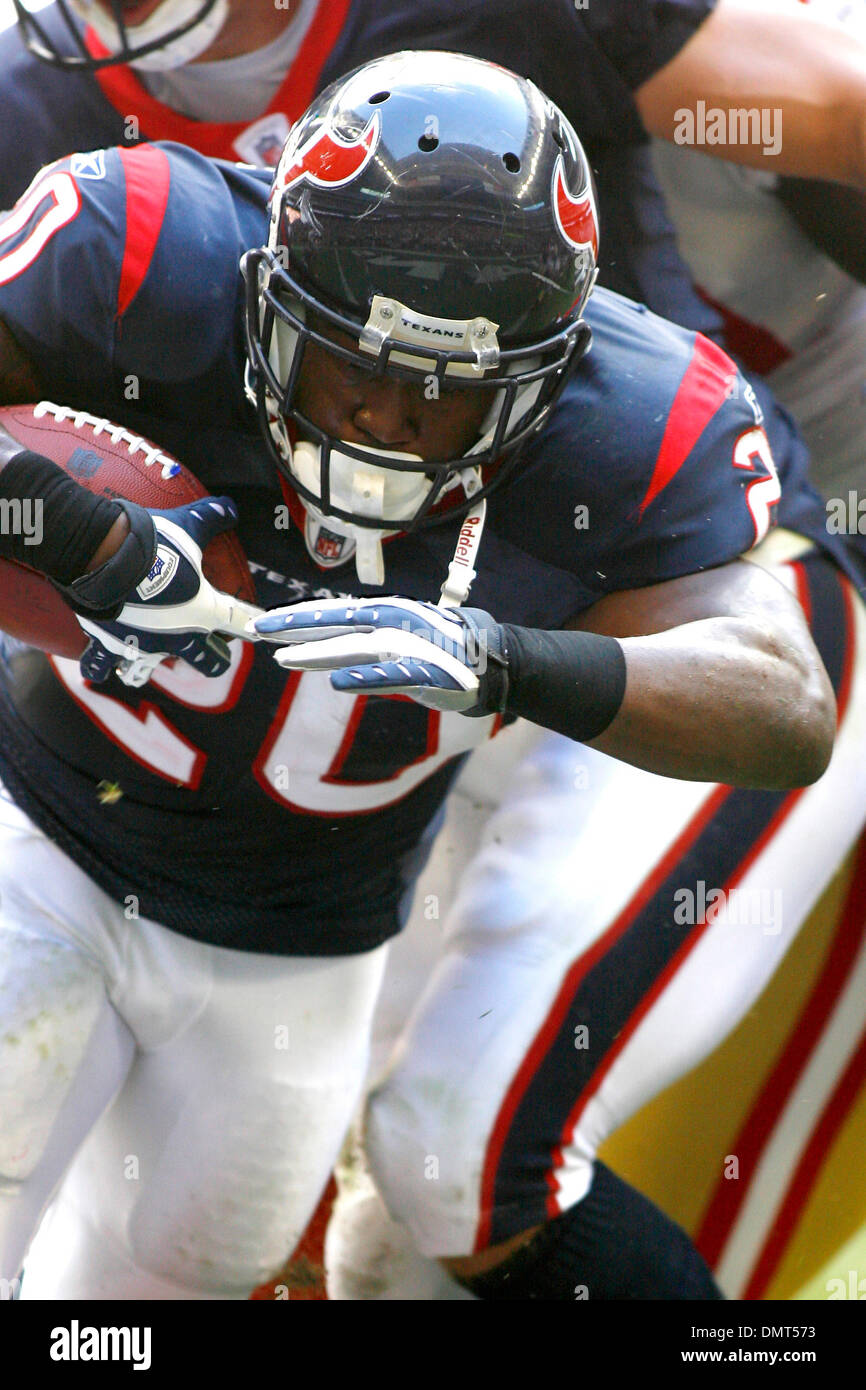 Houston Texans running back Steve Slaton (20) carries th ball for a ...