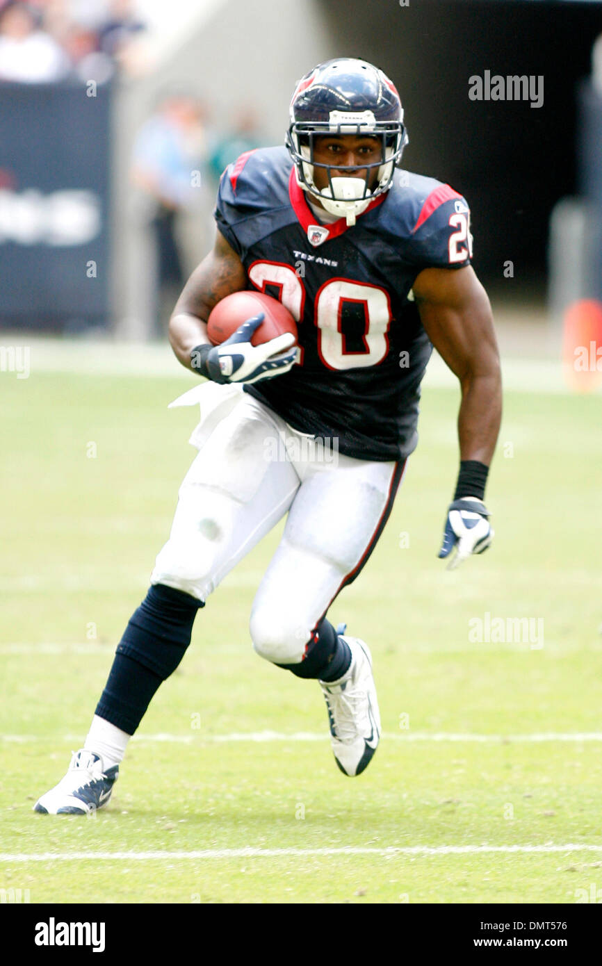 Houston Texans running back Steve Slaton (20) receives a screen pass ...