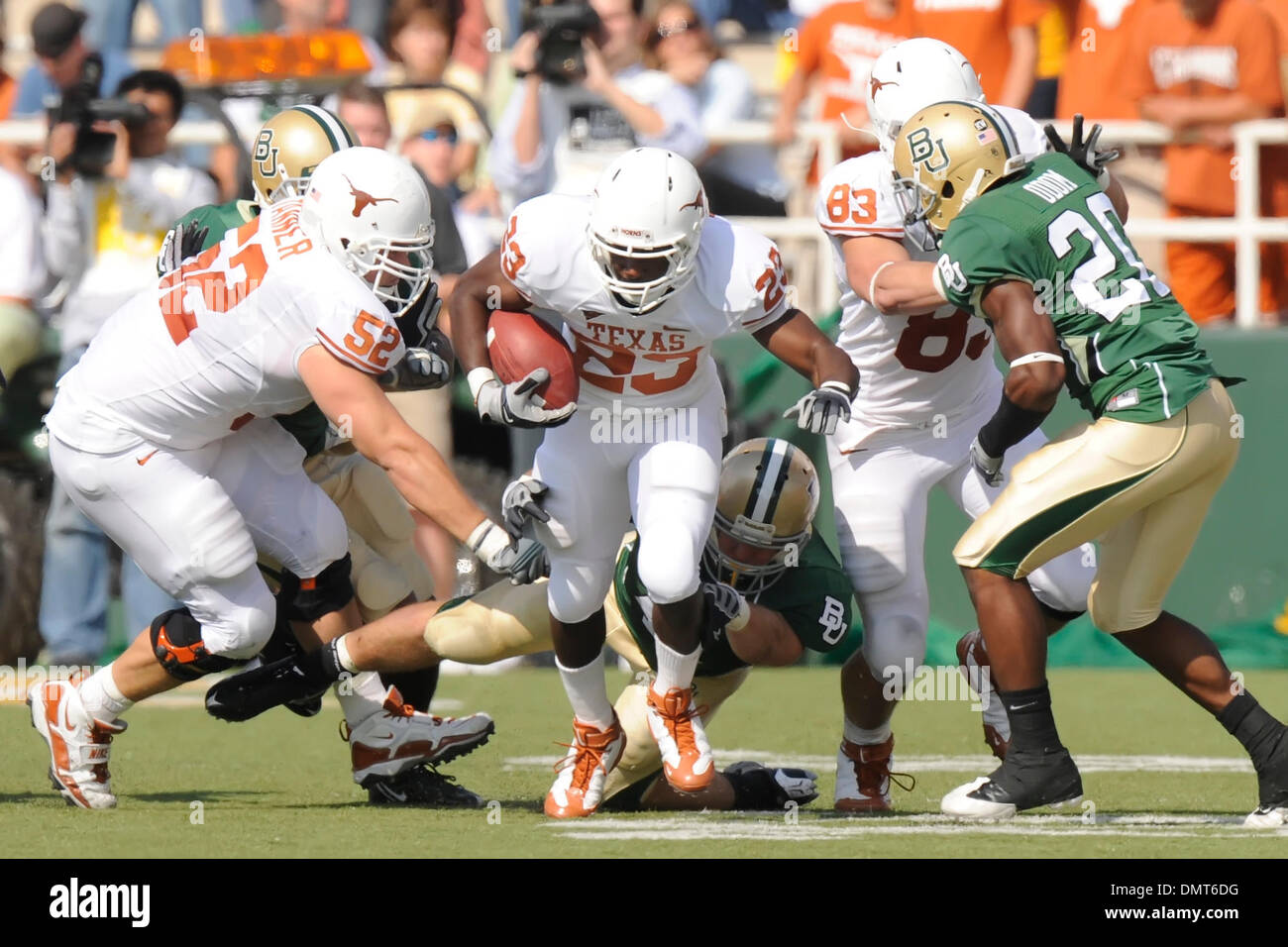 Texas RB Tre' Newton busts through the DL as the #2 Texas Longhorns ...