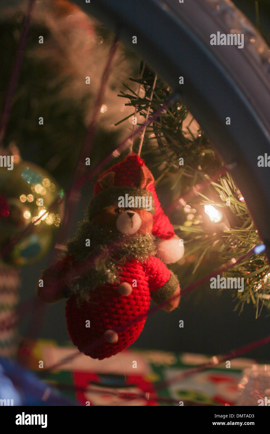 Bear under tree hi-res stock photography and images - Alamy