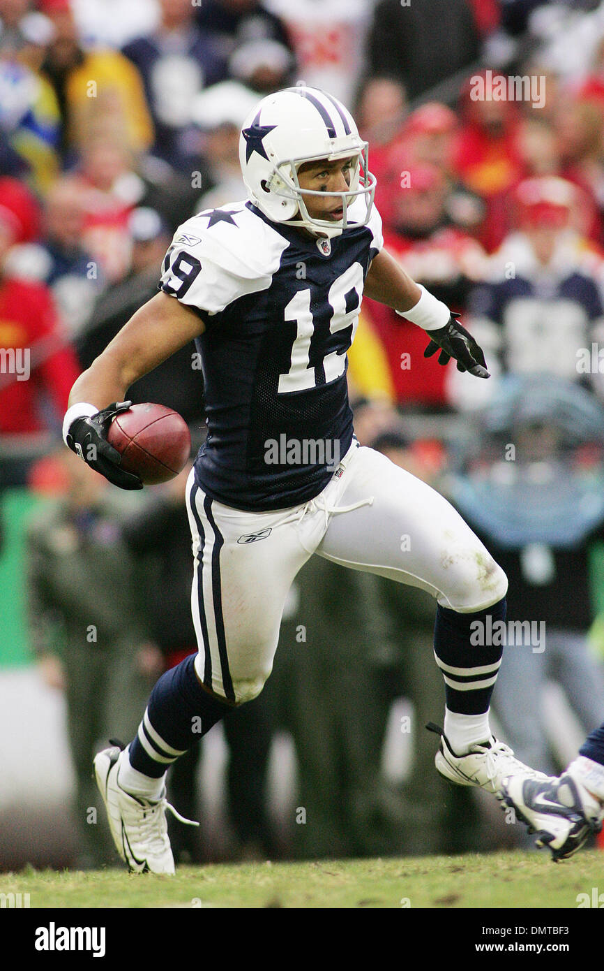 Dallas Cowboys wide receiver Miles Austin (19) scrambles for yardage ...