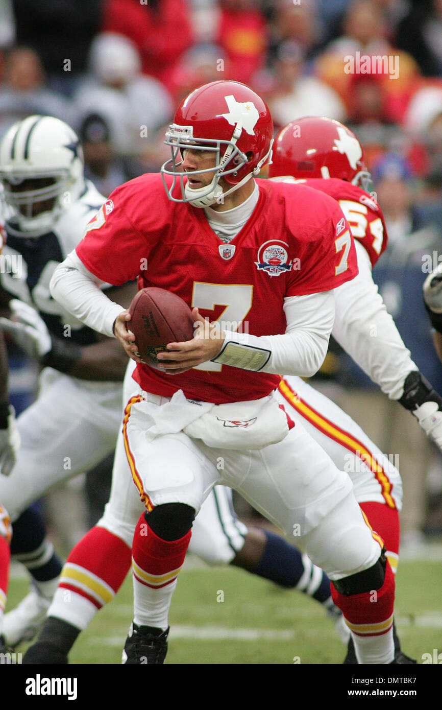 Kansas City Chiefs quarterback Matt Cassel (7) looks to hand off during ...