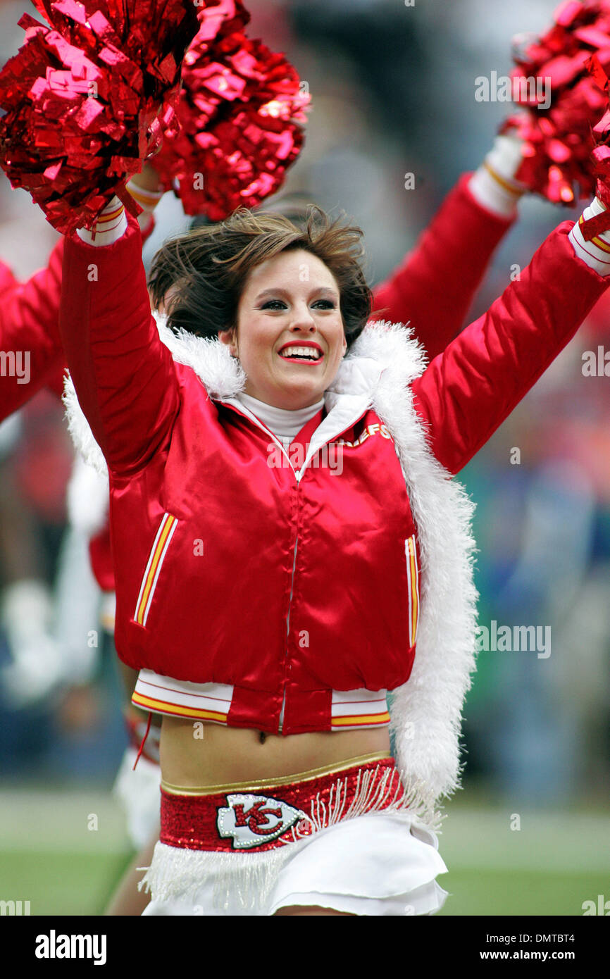 Chiefs Cheerleaders entertain the crowd during the Cowboy's 26-20 ...