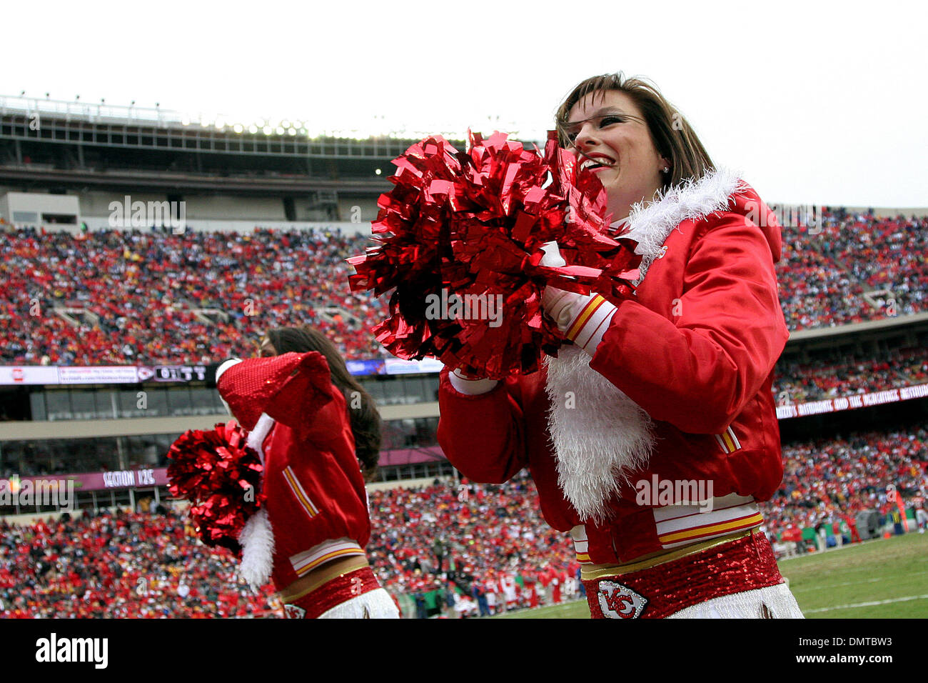 Chiefs Cheerleaders entertain the crowd during the Cowboy's 26-20 ...