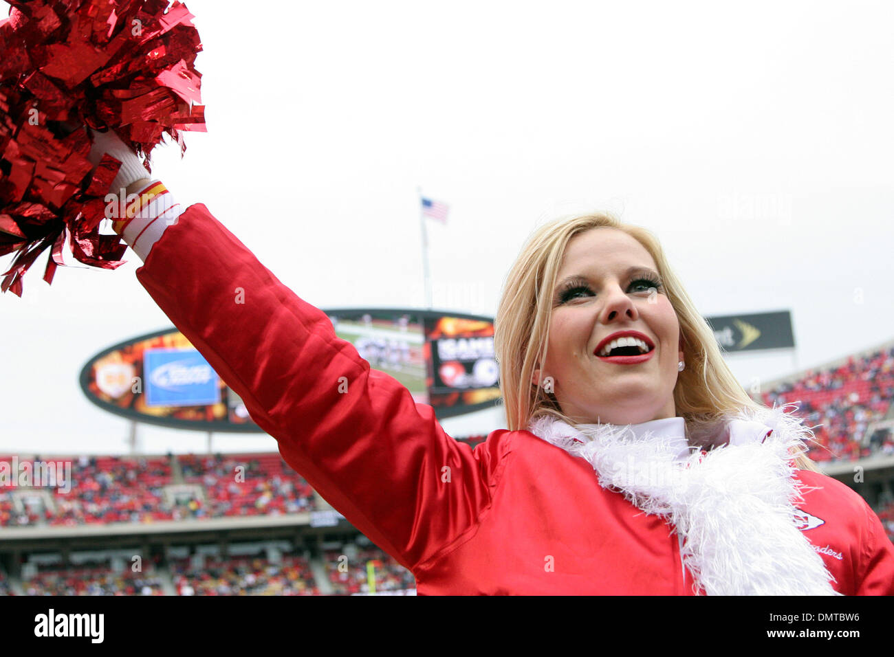 Chiefs Cheerleaders entertain the crowd during the Cowboy's 26-20 ...