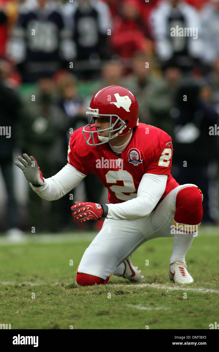Kansas City Chiefs punter Dustin Colquitt (2) waits for the snap during ...