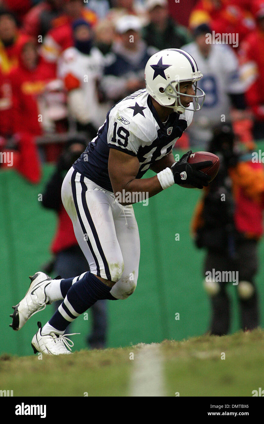Dallas Cowboys wide receiver Miles Austin (19) returns a kick off ...
