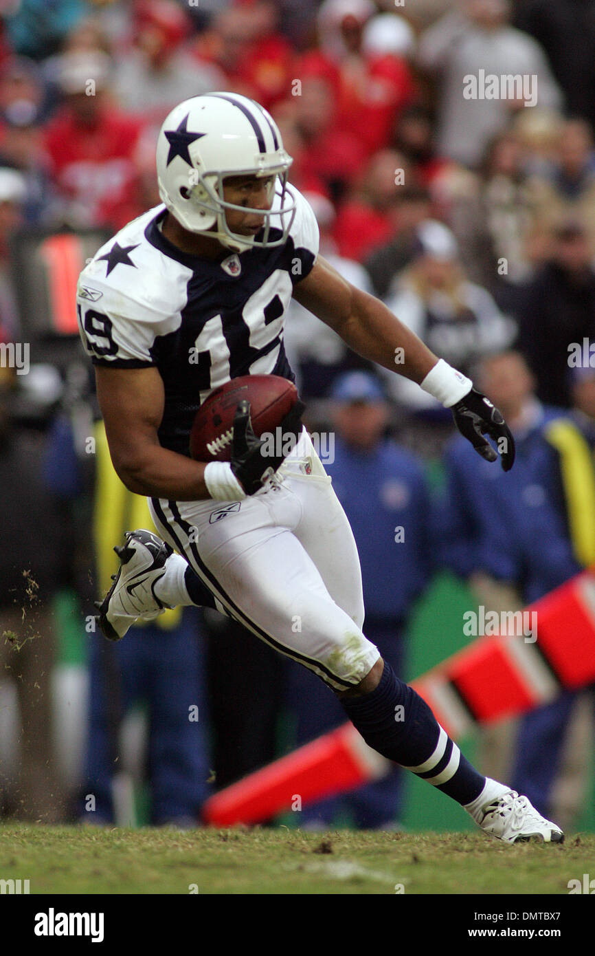 Dallas Cowboys wide receiver Miles Austin (19) returns a kick off ...